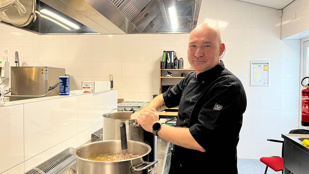 Na 40 jaar horeca kookt Bjorn nu voor mensen die het écht nodig hebben ...